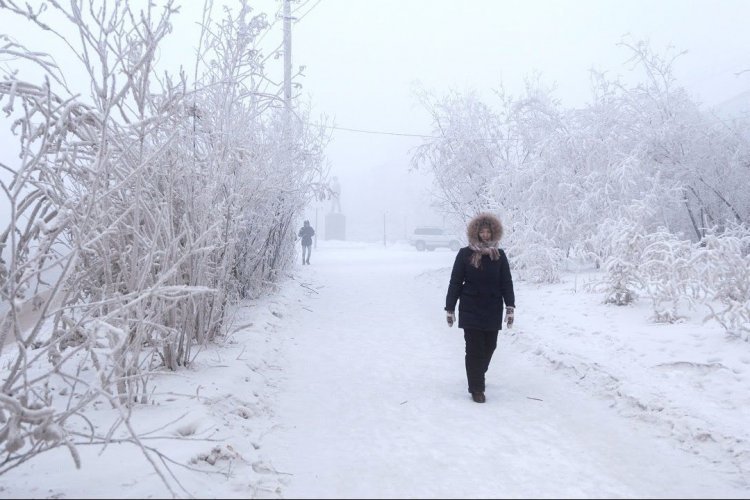 Life in -40 degree temperature in Yakutsk, Russia, people drink water ...